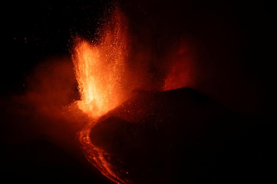 L’Etna, plus grand volcan actif d’Europe, crache un énorme panache de cendres et de gaz
