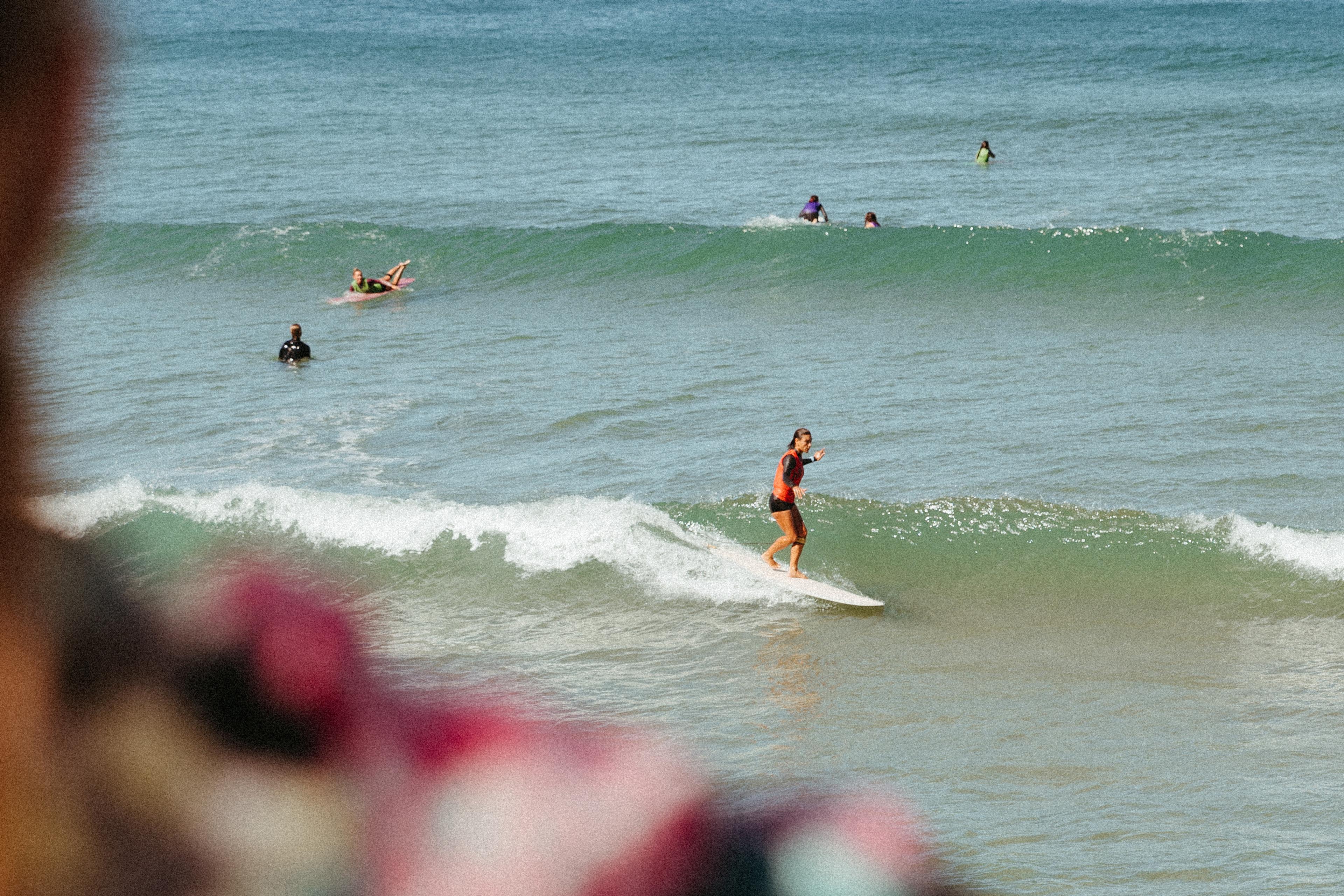 « Tout le monde devrait se sentir bienvenu dans l’eau » : le surf est ...