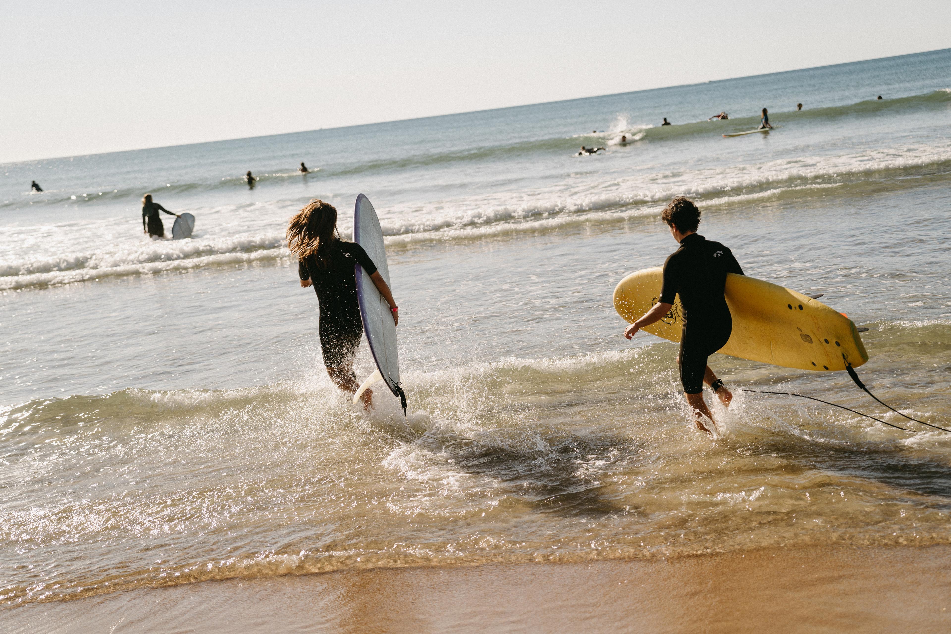 « Tout le monde devrait se sentir bienvenu dans l’eau » : le surf est ...