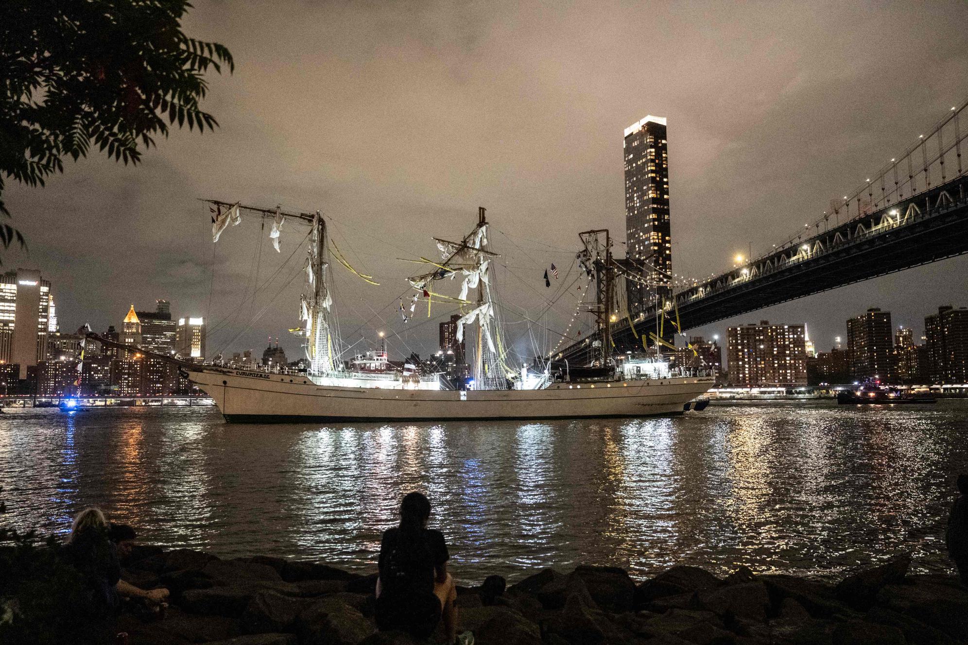Mexican tall ship crashes into Brooklyn Bridge, killing two