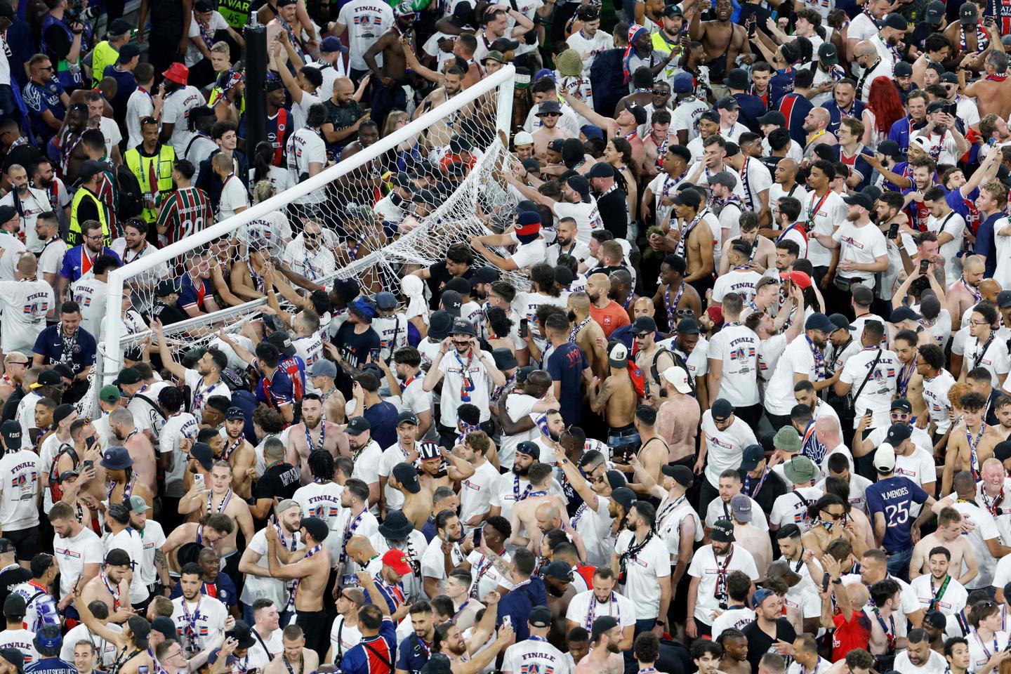 Police have to hold back PSG fans as they try to rush the field after ...