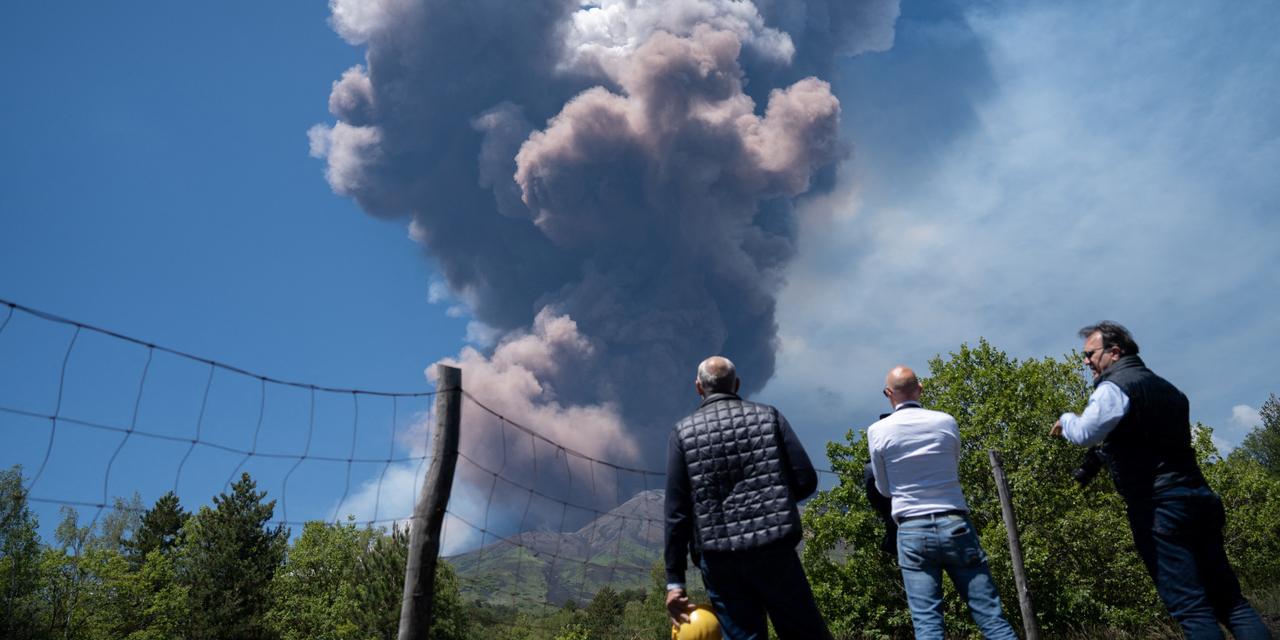 L’Etna, plus grand volcan actif d’Europe, crache un énorme panache de cendres et de gaz