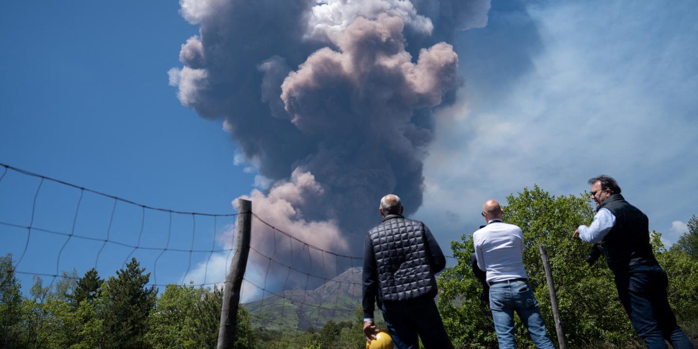 L’Etna, plus grand volcan actif d’Europe, crache un énorme panache de ...