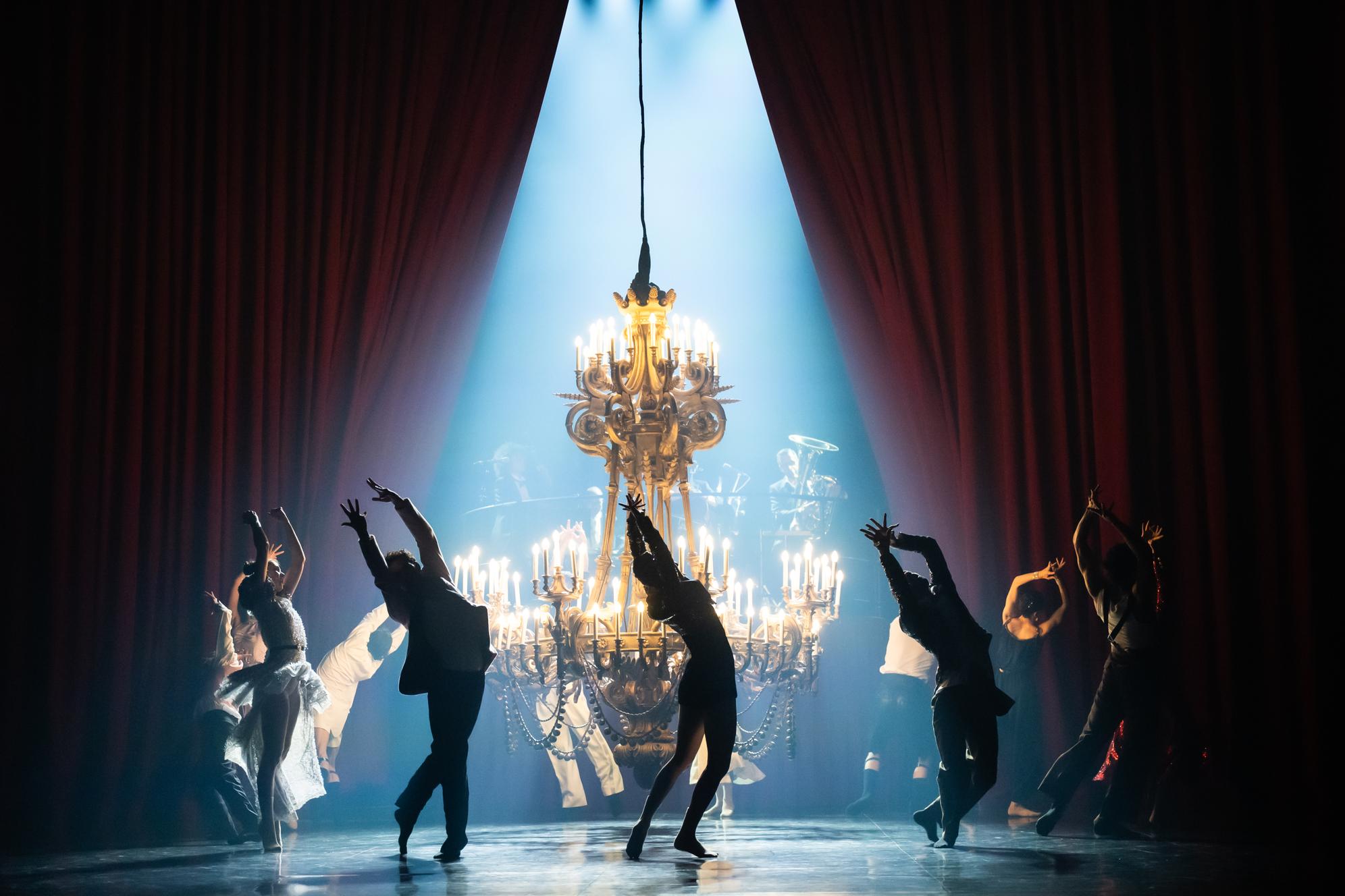 « Red Carpet », la création chavirante et groovy de Hofesh Shechter à l ...