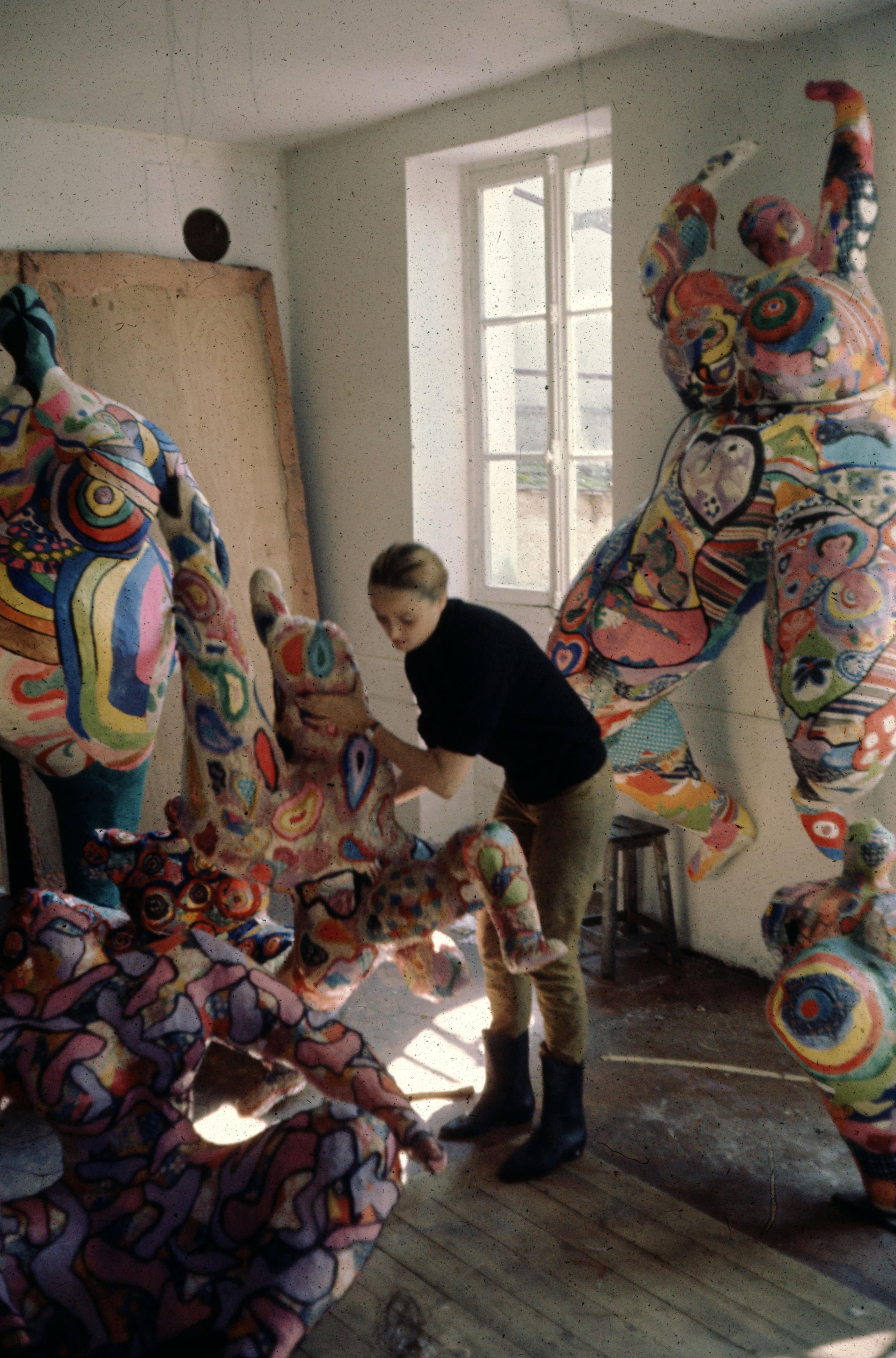 Au Grand Palais, le Centre Pompidou célèbre le trio artistique formé par Niki de Saint Phalle ...