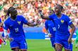 Ismaël Doukouré (à gauche) félicite Mathys Tel (à droite) après que ce dernier a marqué le troisième but contre le Danemark, lors du quart de finale de l’Euro Espoirs, à Presov (Slovaquie), dimanche 22 juin 2025.