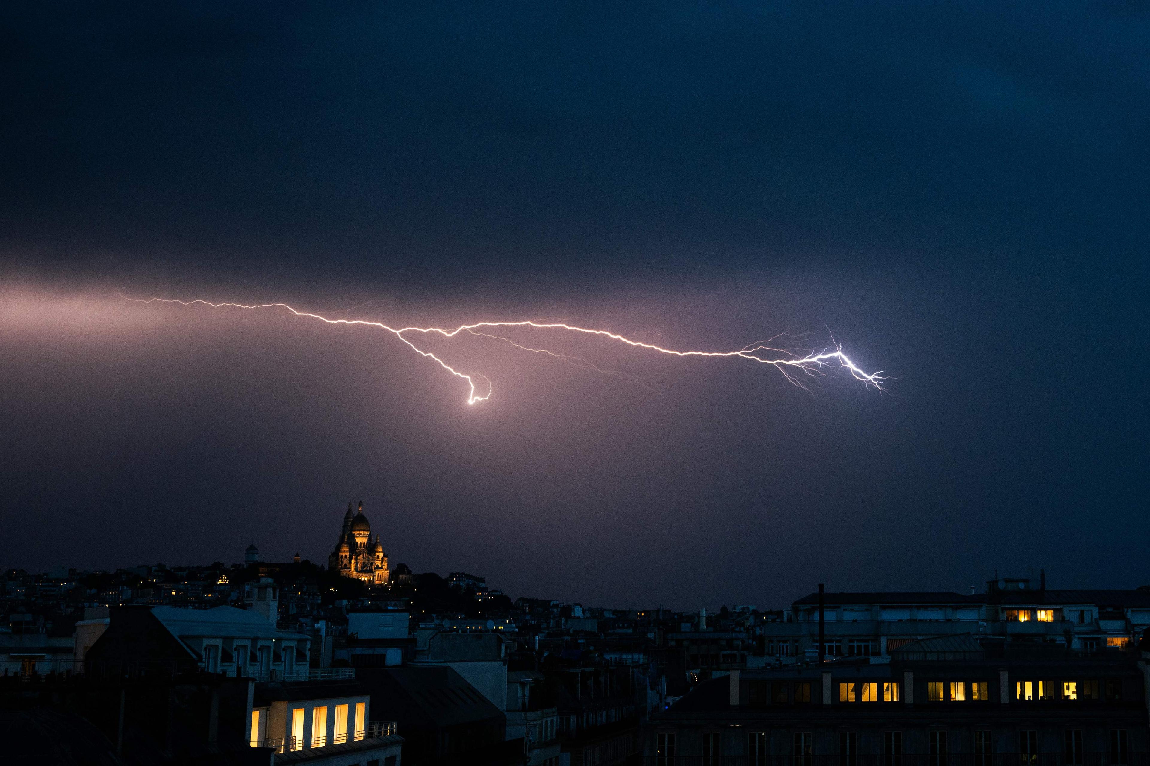 Tonnerre, rafales de vent et arbres déracinés : les images des orages qui ont traversé la France