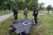 Des experts en explosifs et des policiers ukrainiens examinent des éléments d’un drone Shahed 136 après une attaque aérienne russe à Kharkiv, dans l’est de l’Ukraine, le 4 juin 2025.