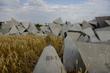 Des « dents de dragon », des obstacles antichars pyramidaux en béton armé, dans la région de Dnipropetrovsk, le 25 juin 2025.