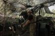Un soldat charge un obus dans la chambre d’un canon automoteur, près de la ligne de front, en Ukraine, le 9 juin 2025.