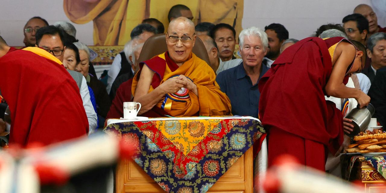 Le dalaï-lama fête ses 90 ans en exil, en priant pour la paix