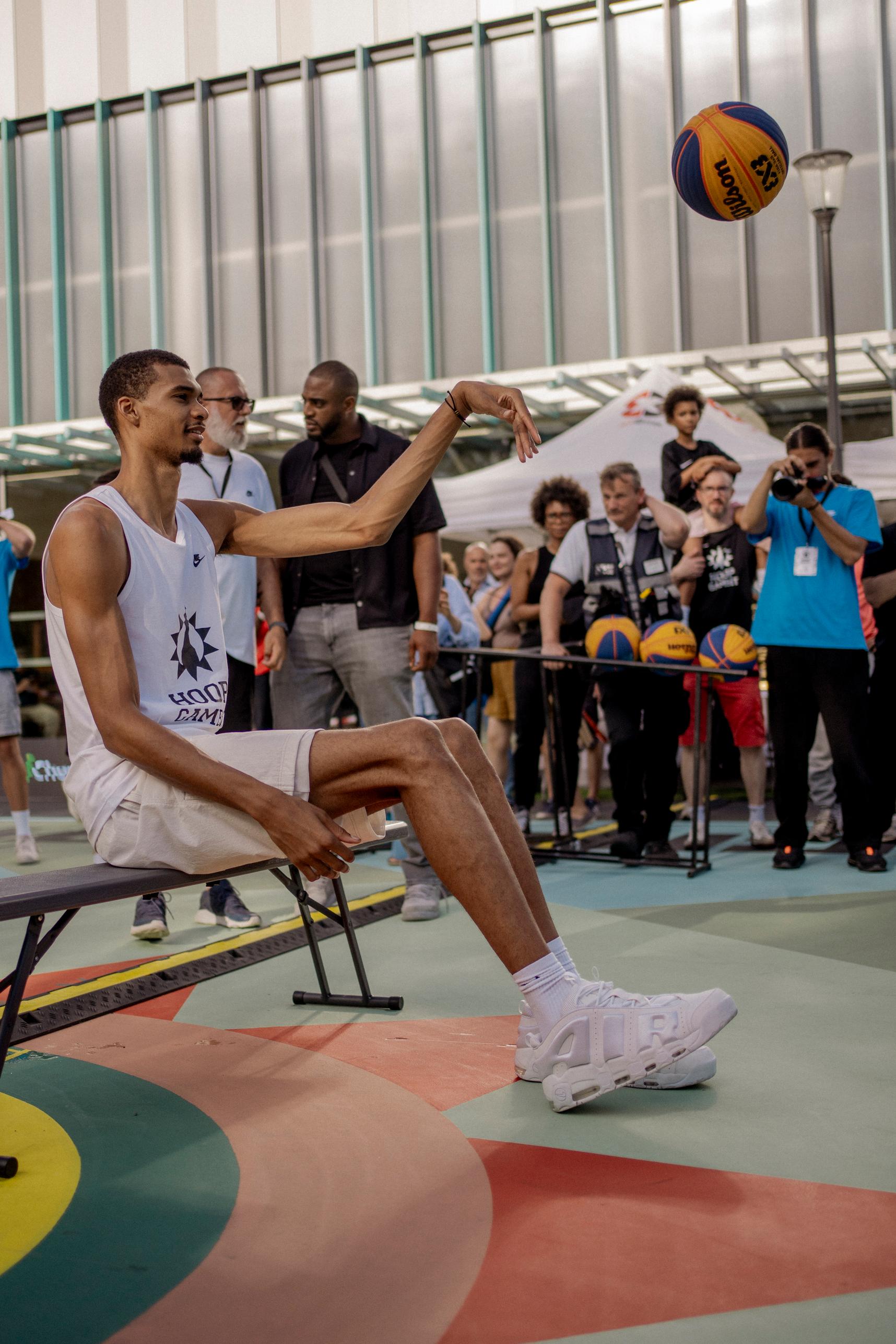 Victor Wembanyama rassemble ses deux passions, le basket et les échecs ...