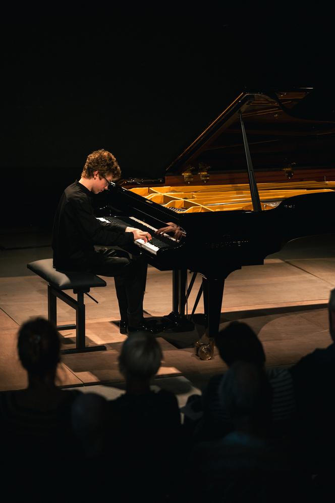 Au Festival de piano de La Roque-d’Anthéron, un bébé ogre russe de 14 ans et un jouvenceau ...