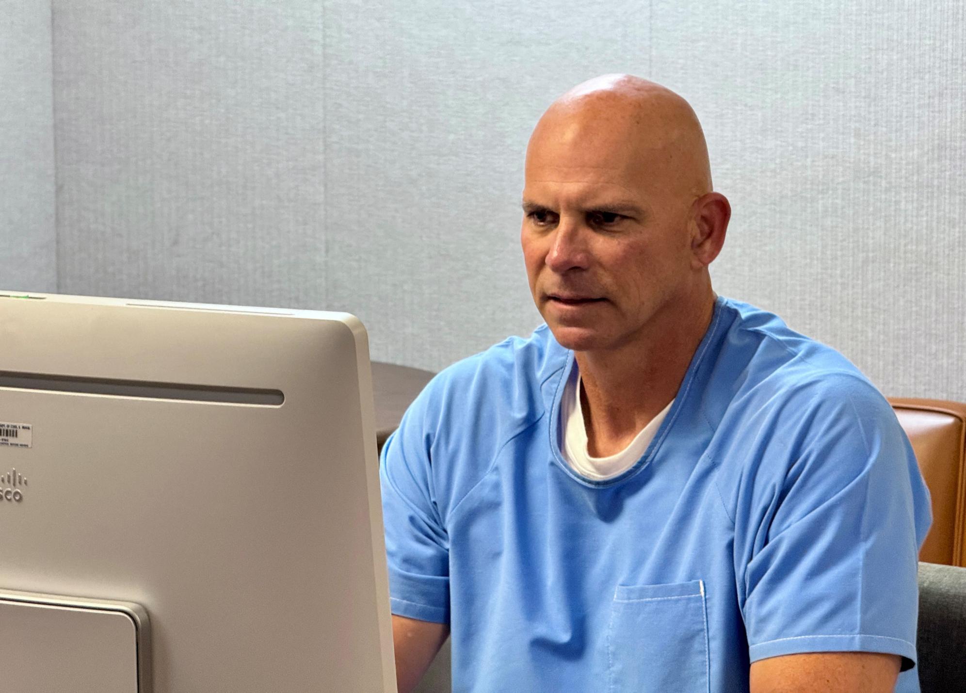 Les frères Menendez vont rester en prison après le rejet de leur demande de libération ...