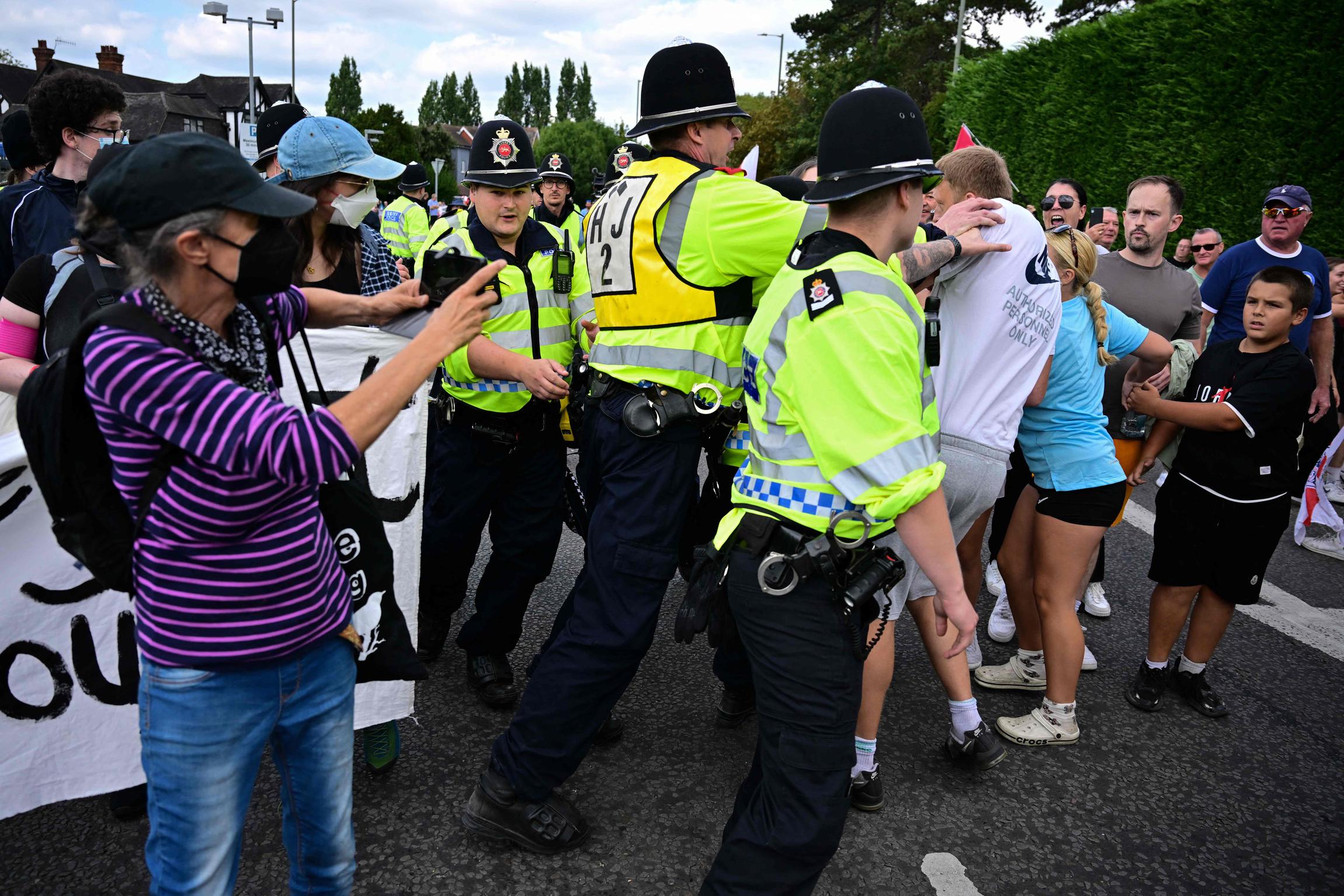 Au Royaume-Uni, l’extrême droite mobilise grâce à la crise de l’asile ...