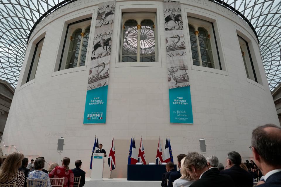 Prêt de la tapisserie de Bayeux : Emmanuel Macron, au nom de la raison ...