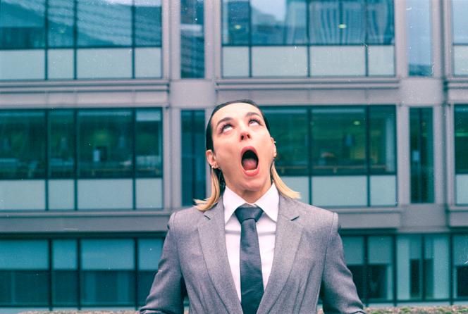 Avec la chanteuse Jehnny Beth, l’esprit punk multidisciplinaire