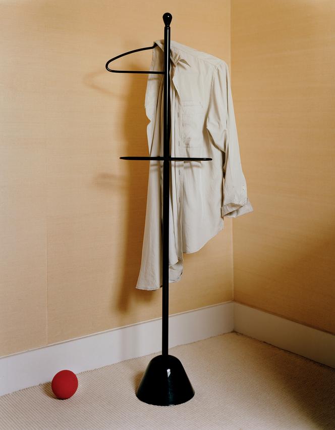 Le valet de chambre, un porte-vêtement corvéable à merci