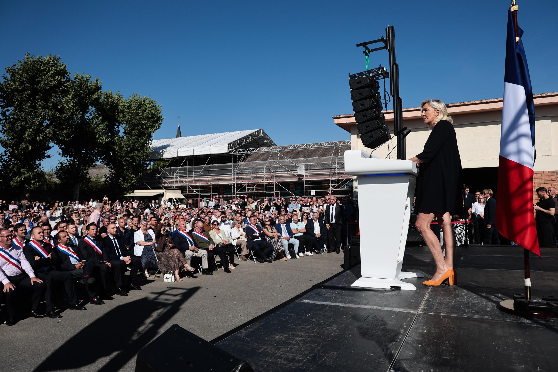 Marine Le Pen pose ses conditions à une non-censure d’un prochain ...