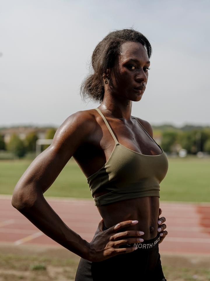 La longue course de Halba Diouf, sprinteuse transgenre
