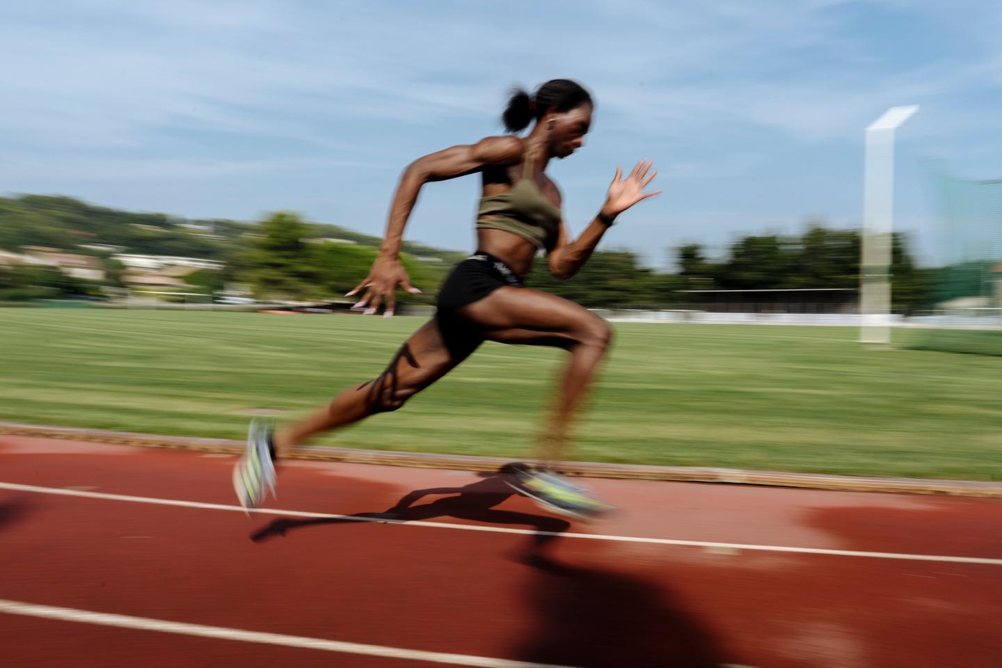 La longue course de Halba Diouf, sprinteuse transgenre