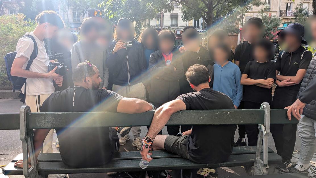 L’arrivée sous contrôle des streameurs Byilhan et Nico à Paris, après ...