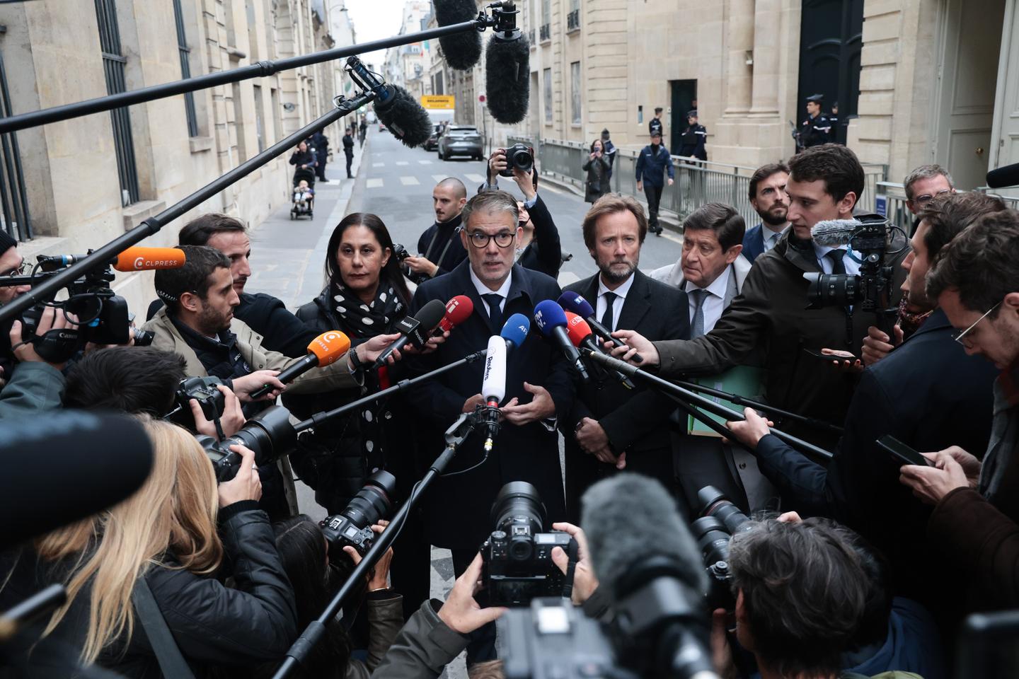 Les Républicains et le MoDem font monter la pression ; Olivier Faure se dit prêt « à la censure