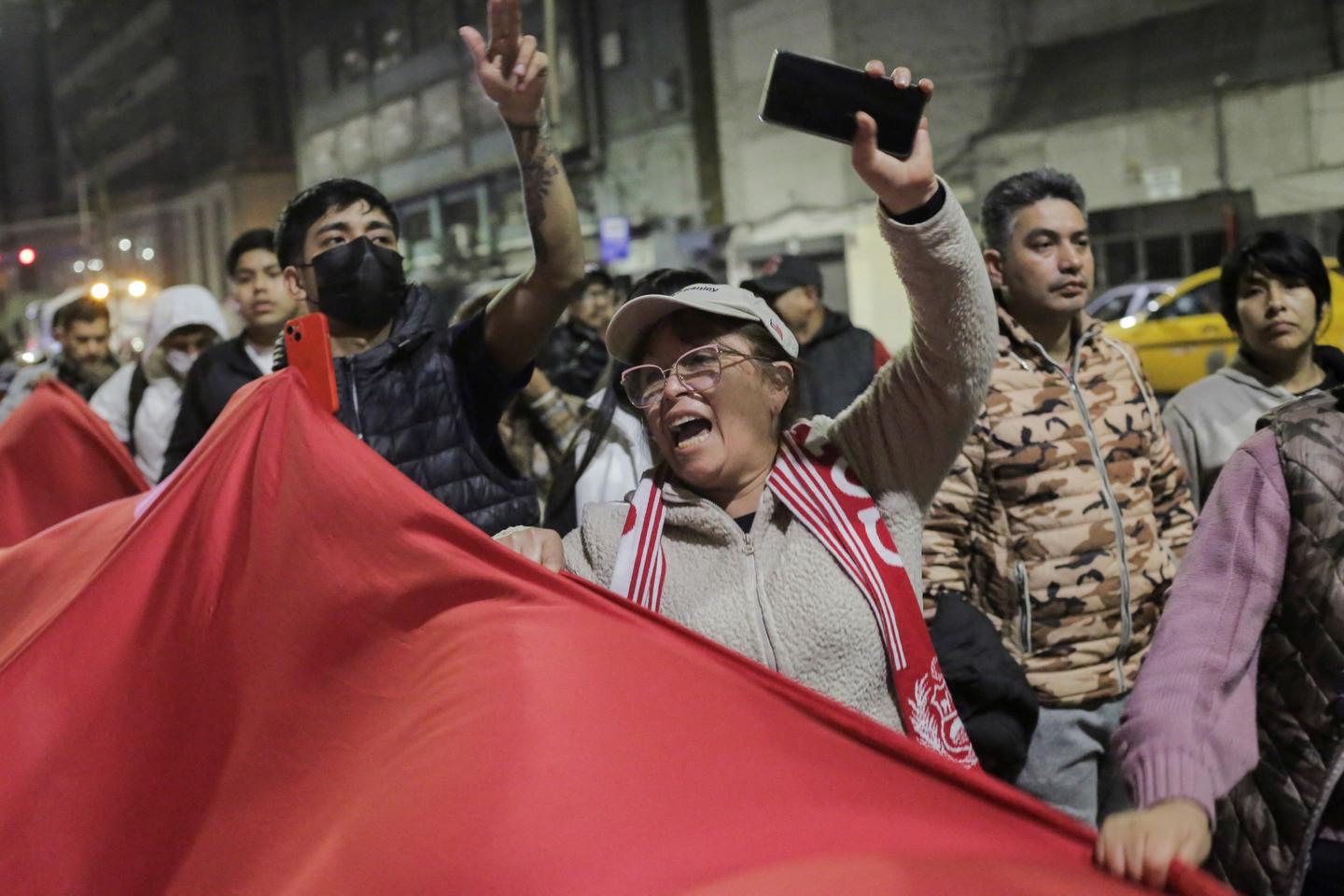 Peruvian lawmakers oust president over failure to resolve security crisis