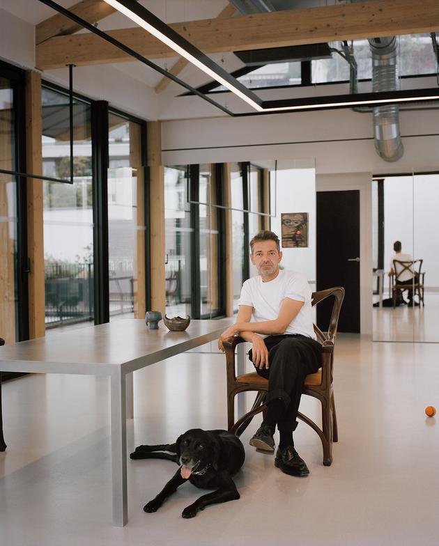 Rue Servan à Paris, le créateur Pieter Mulier écrit un nouveau chapitre de l’histoire d’Alaïa ...