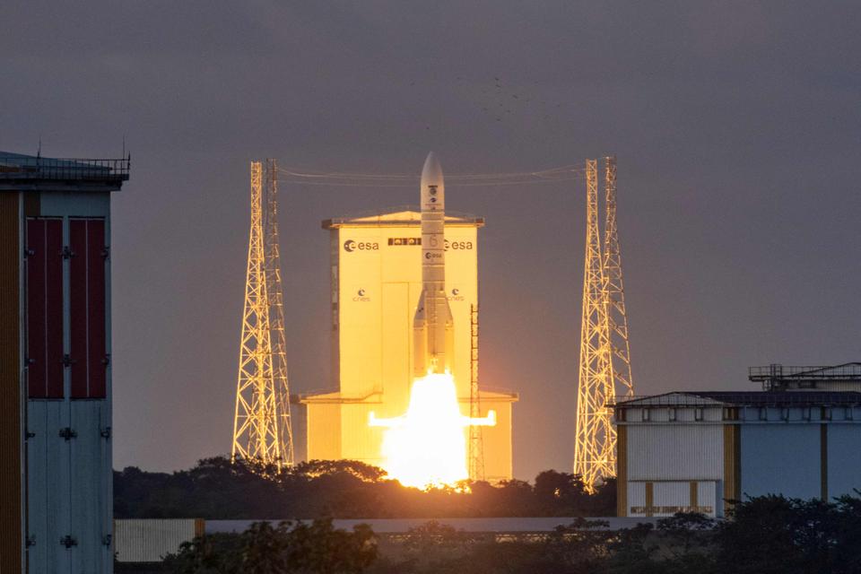 Ariane-6 : décollage réussi du satellite Sentinel-1D pour la ...