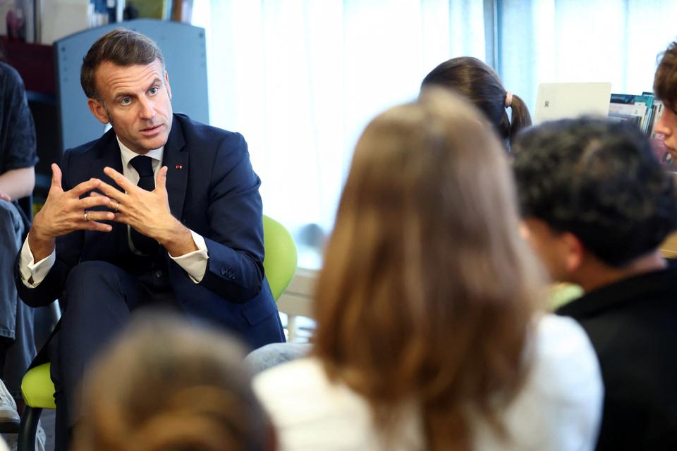 Emmanuel Macron dit que l’interdiction du téléphone portable va « sans ...