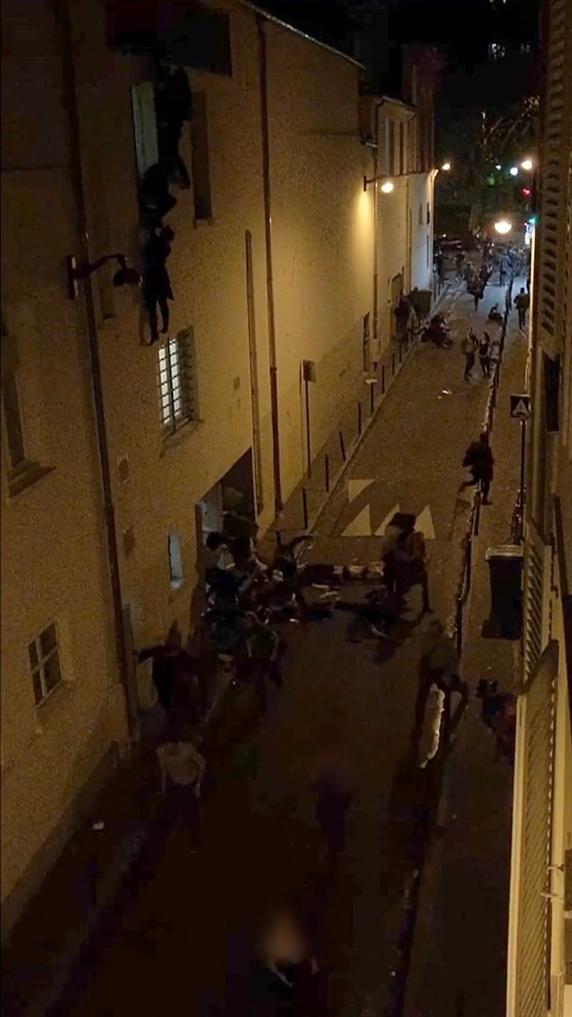 Le 13-Novembre, suspendus à la fenêtre du Bataclan