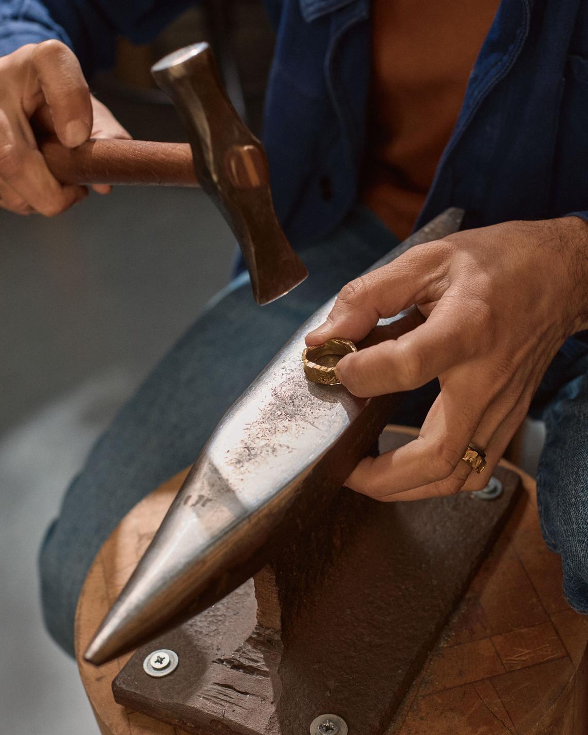 Chez Atelier Karl Mazlo, joaillier fan de métal