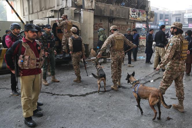Three killed in suicide bombing on Pakistan border police headquarters