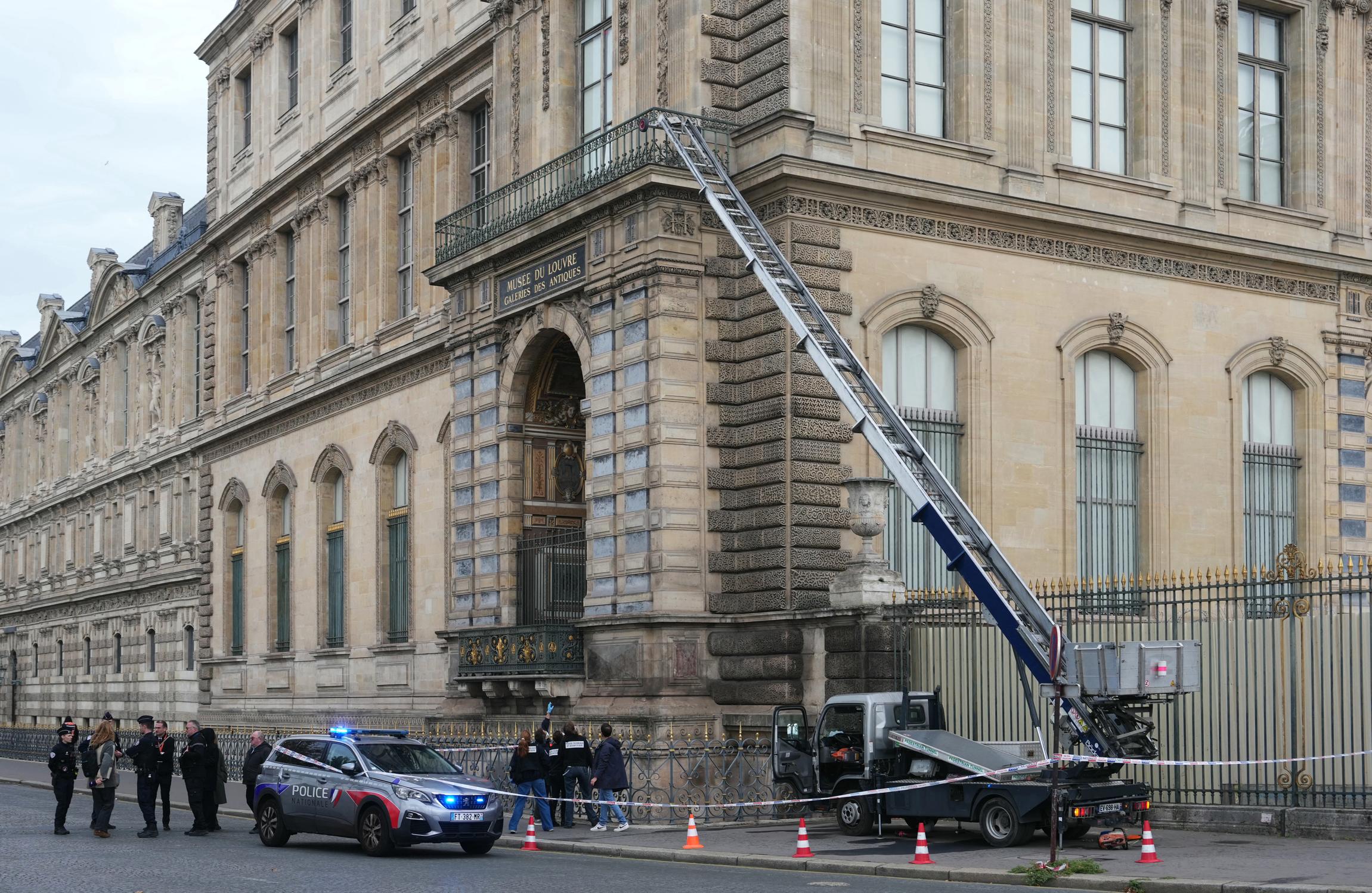 Forgotten Louvre security report highlighted specific balcony used by ...