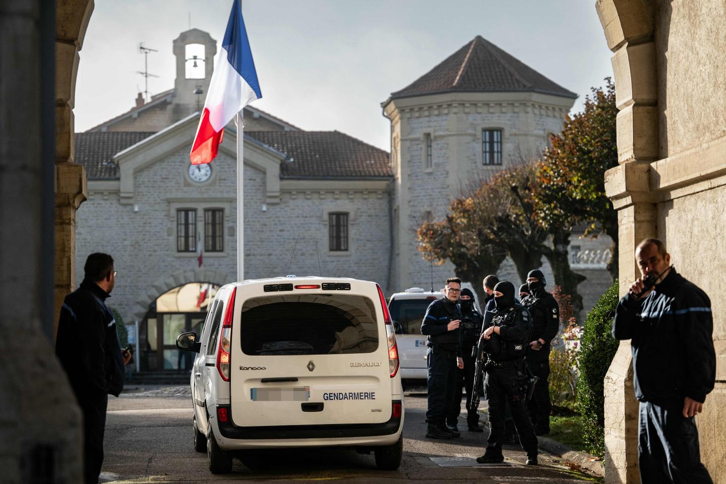 French prisoners saw through cell bars and flee in overnight jailbreak