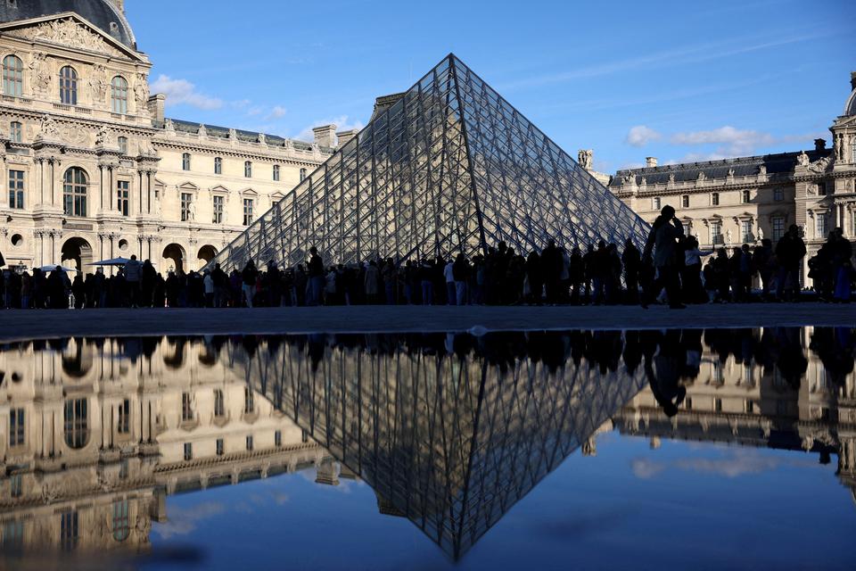 Louvre thieves escaped with just 30 seconds to spare, probe reveals