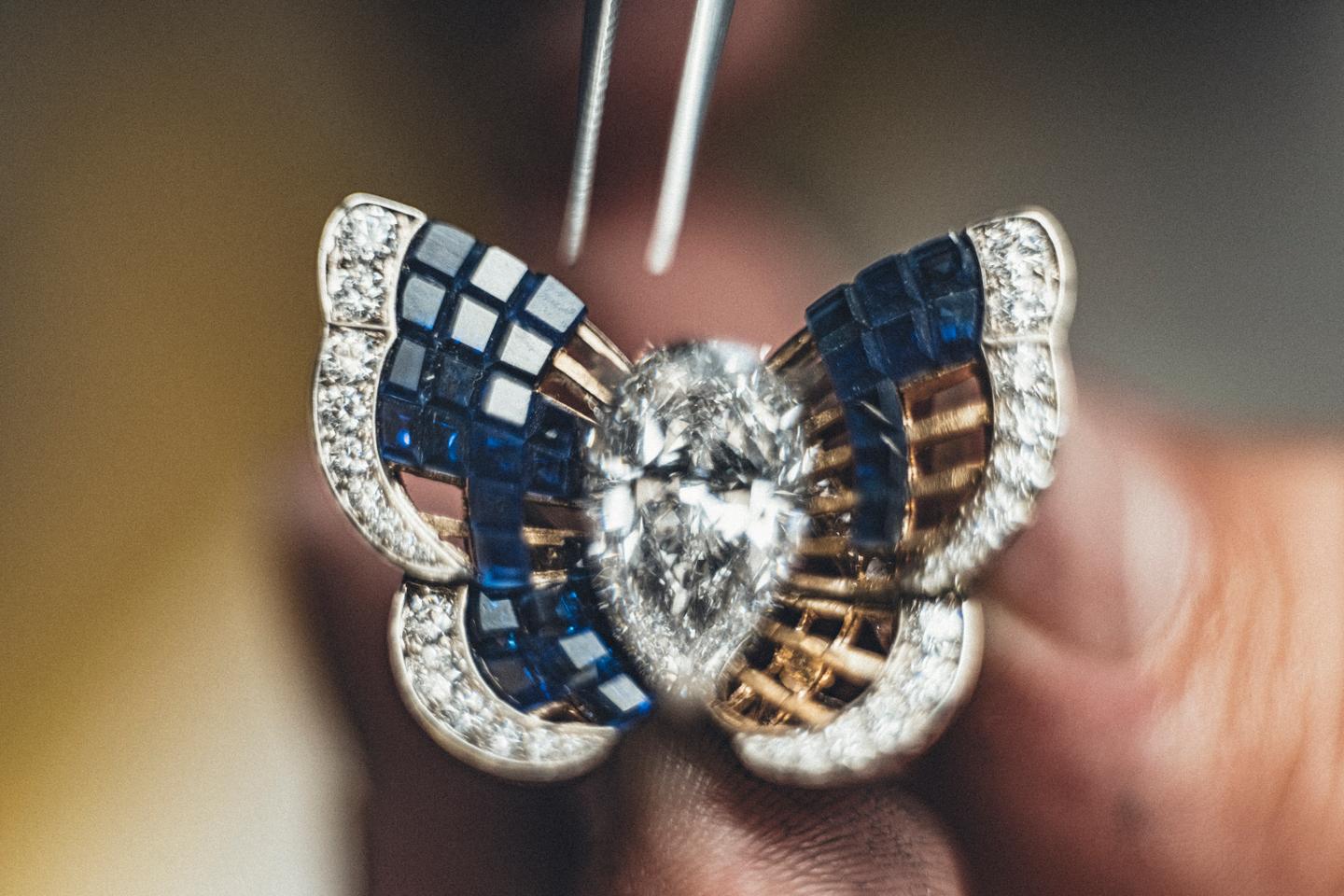 Dans les ateliers du joaillier Van Cleef & Arpels, à la découverte du ...