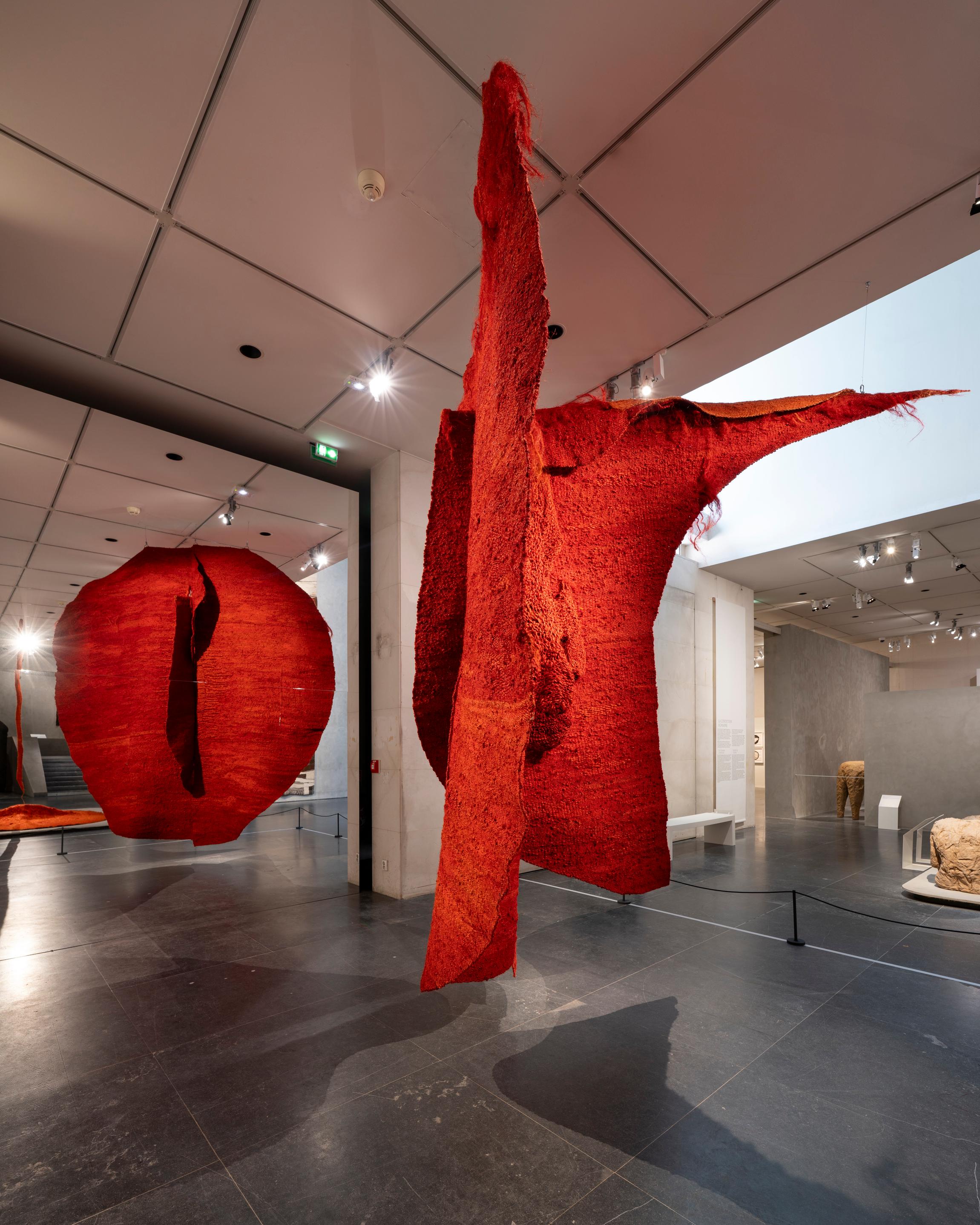 Au Musée Bourdelle, les sculptures textiles de Magdalena Abakanowicz