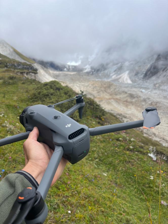 Le drone, ange gardien des alpinistes Nicolas Jean et Benjamin Védrines ...