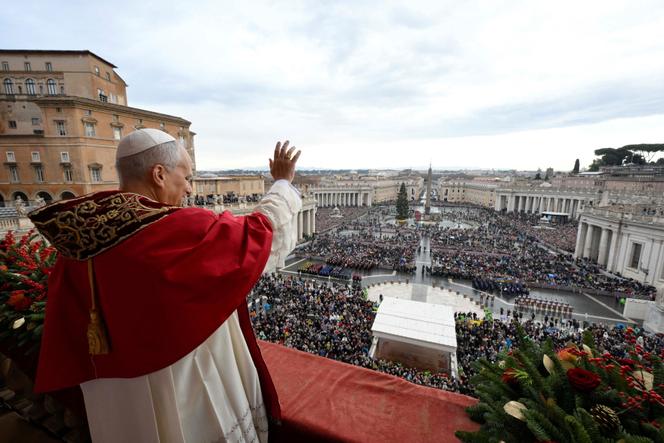 Pope urges Russia, Ukraine dialogue in Christmas blessing