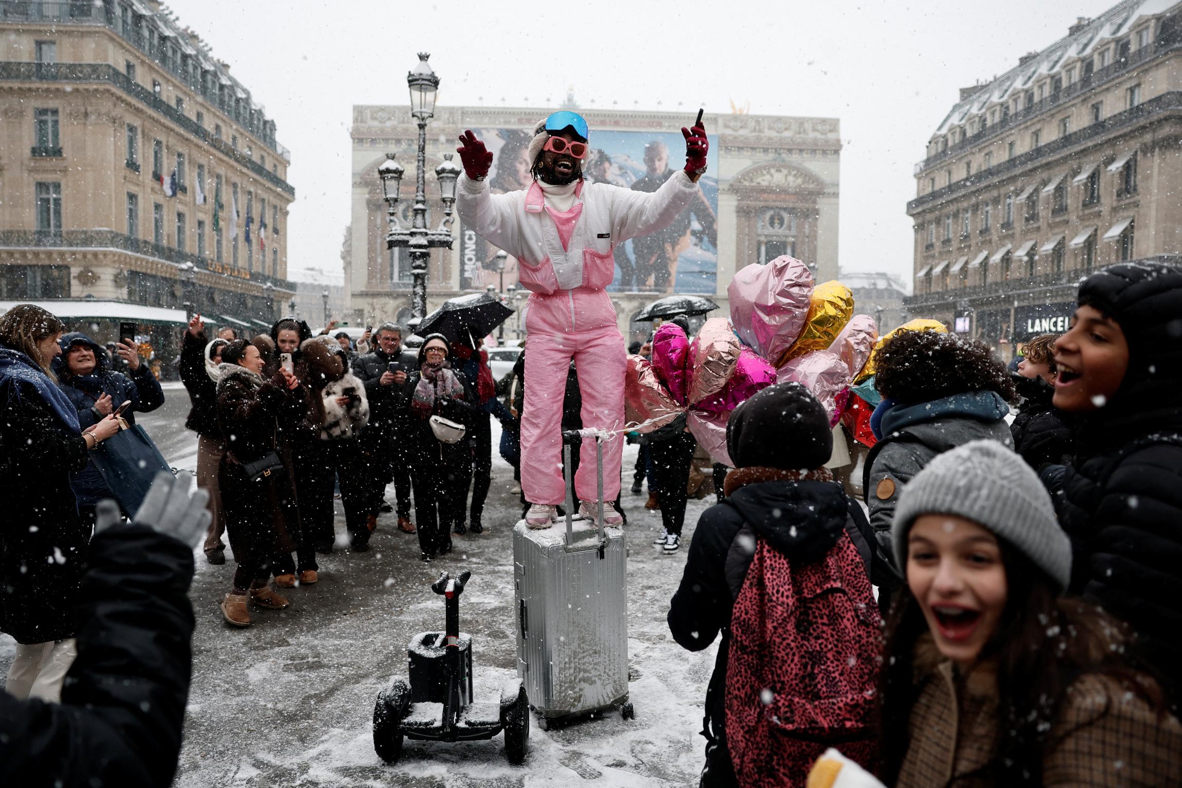 In pictures. Snow and ice in Paris and the west: Cold snap settles over ...