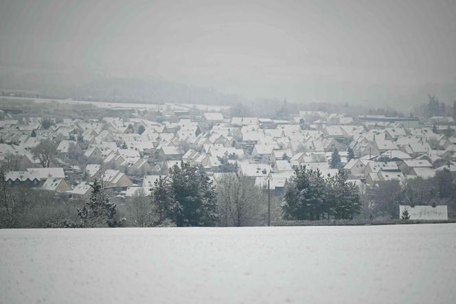 In pictures. Snow and ice in Paris and the west: Cold snap settles over ...