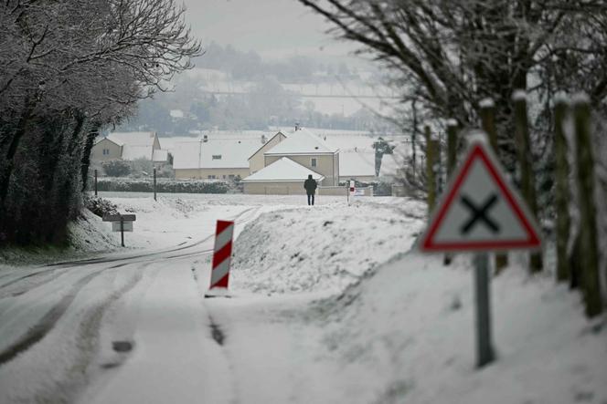 In pictures. Snow and ice in Paris and the west: Cold snap settles over ...