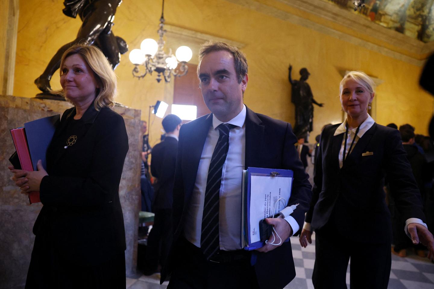 France's government survives no-confidence votes as budget deadlock deepens