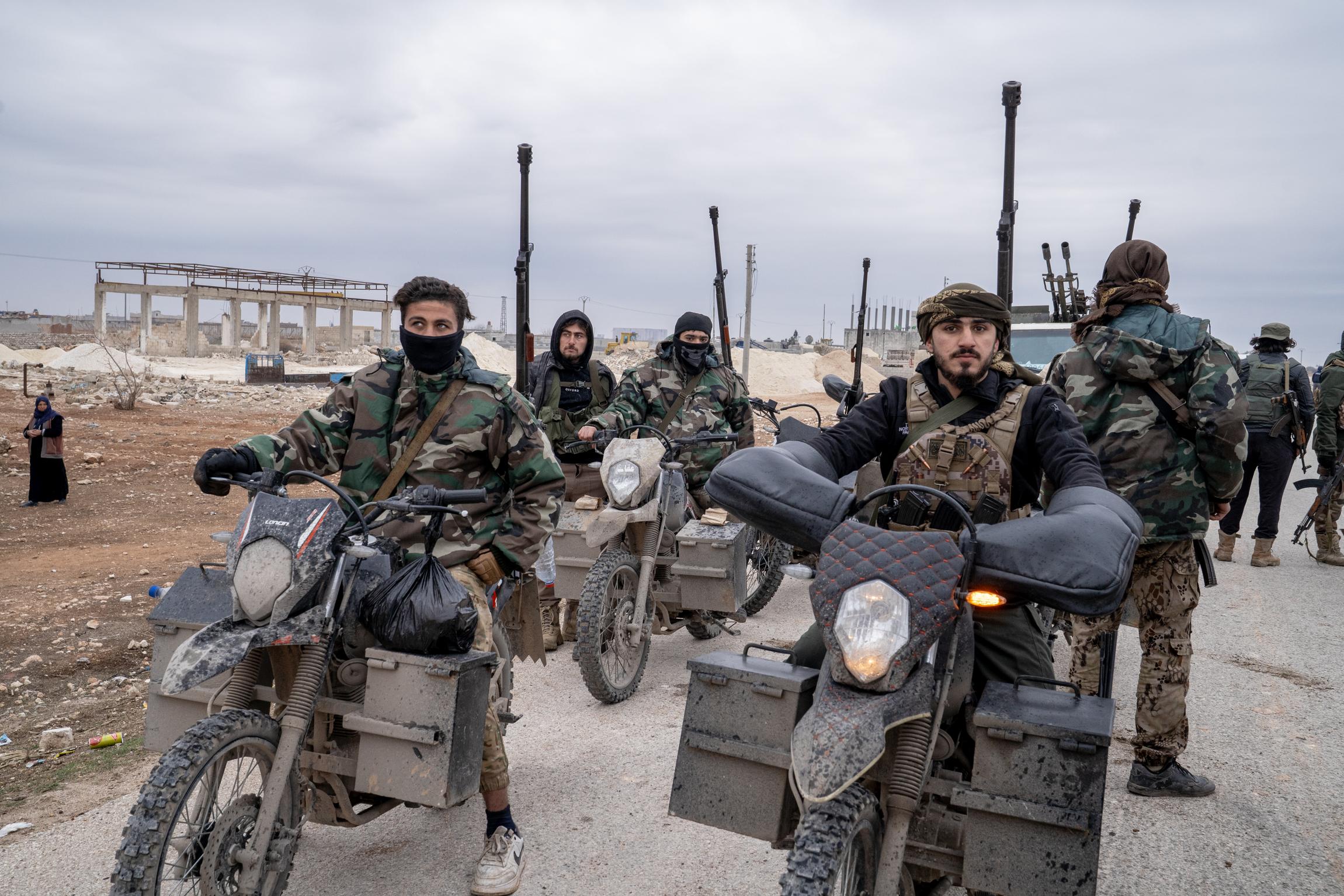 L’endurcie syrienne panneau scruter la ordinaire de Deir Hafer, à l’est ...