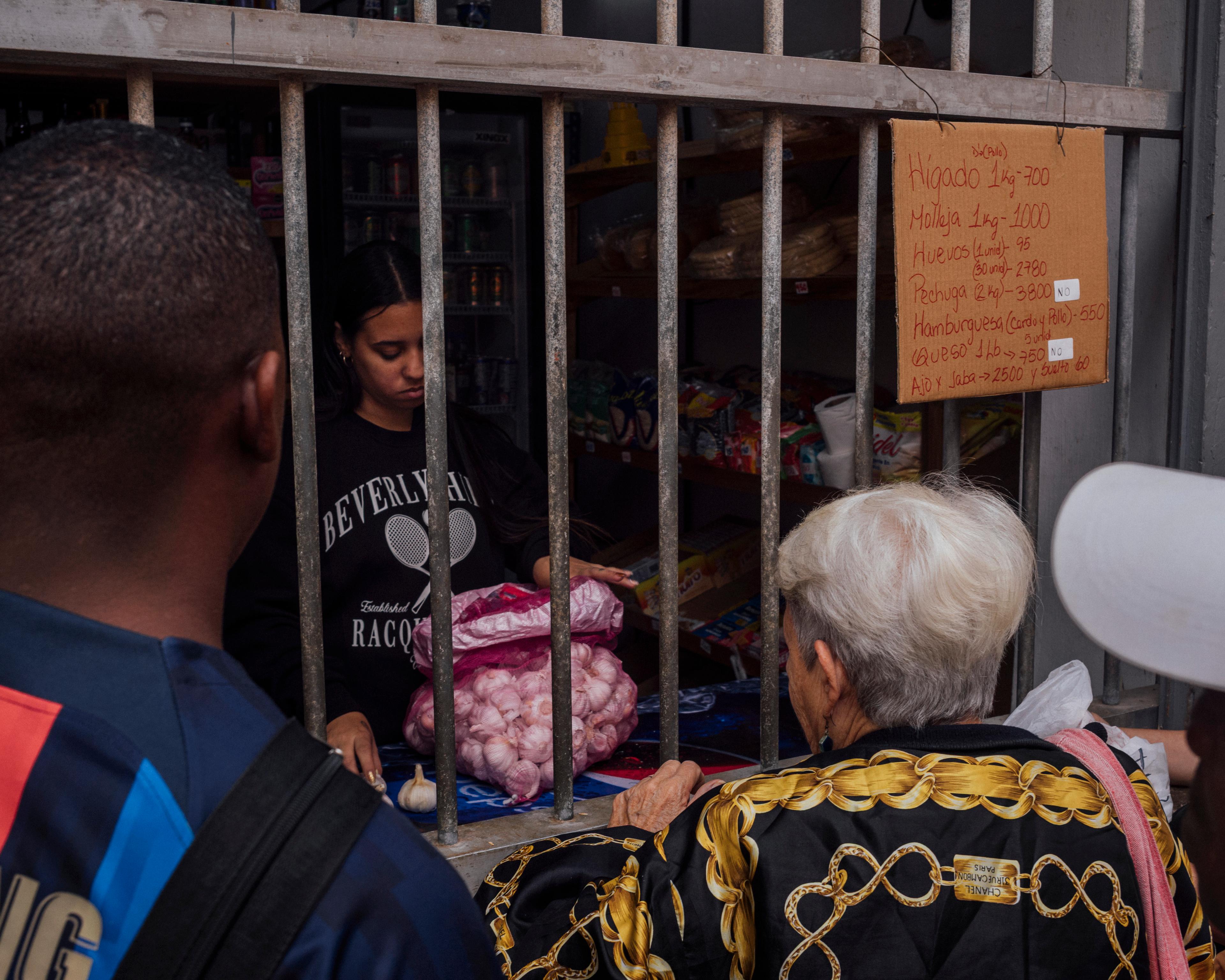 « Il ne reste plus qu’à s’en aller » : à Cuba, la vie devenue impossible