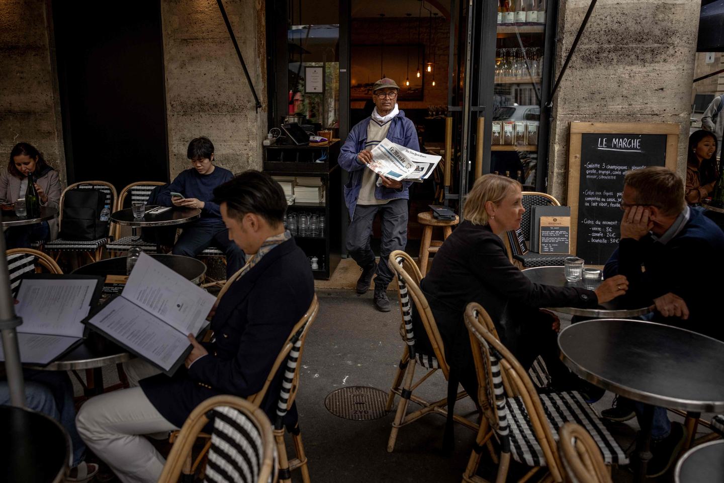 Ali Akbar, Paris's last newspaper hawker, honored by Macron