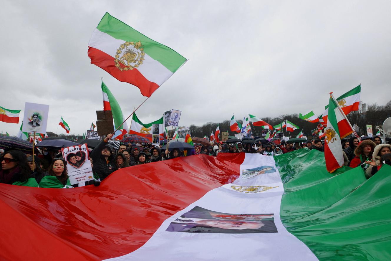 Son of Iran's last shah urges US action as 200,000 supporters rally in ...