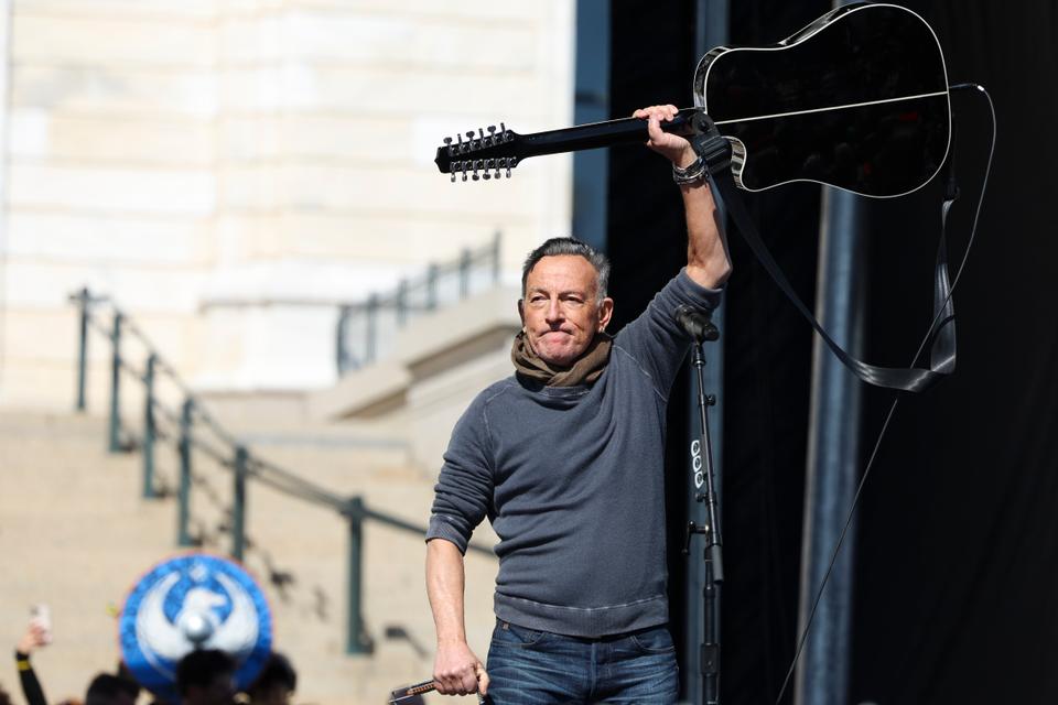Bruce Springsteen calls out the White House and announces a protest ...